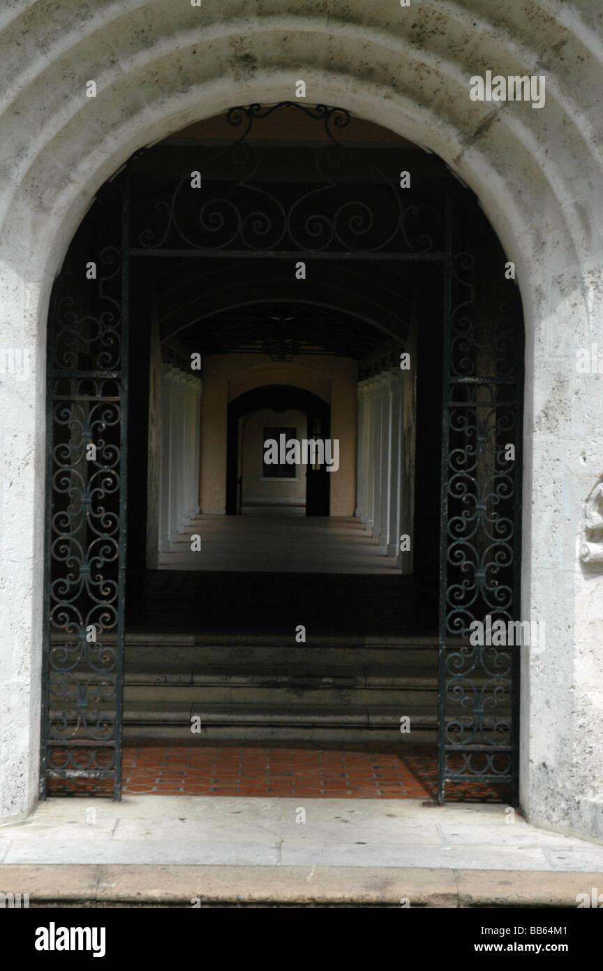 Walkway on a college/university campus Stock Photo - Alamy