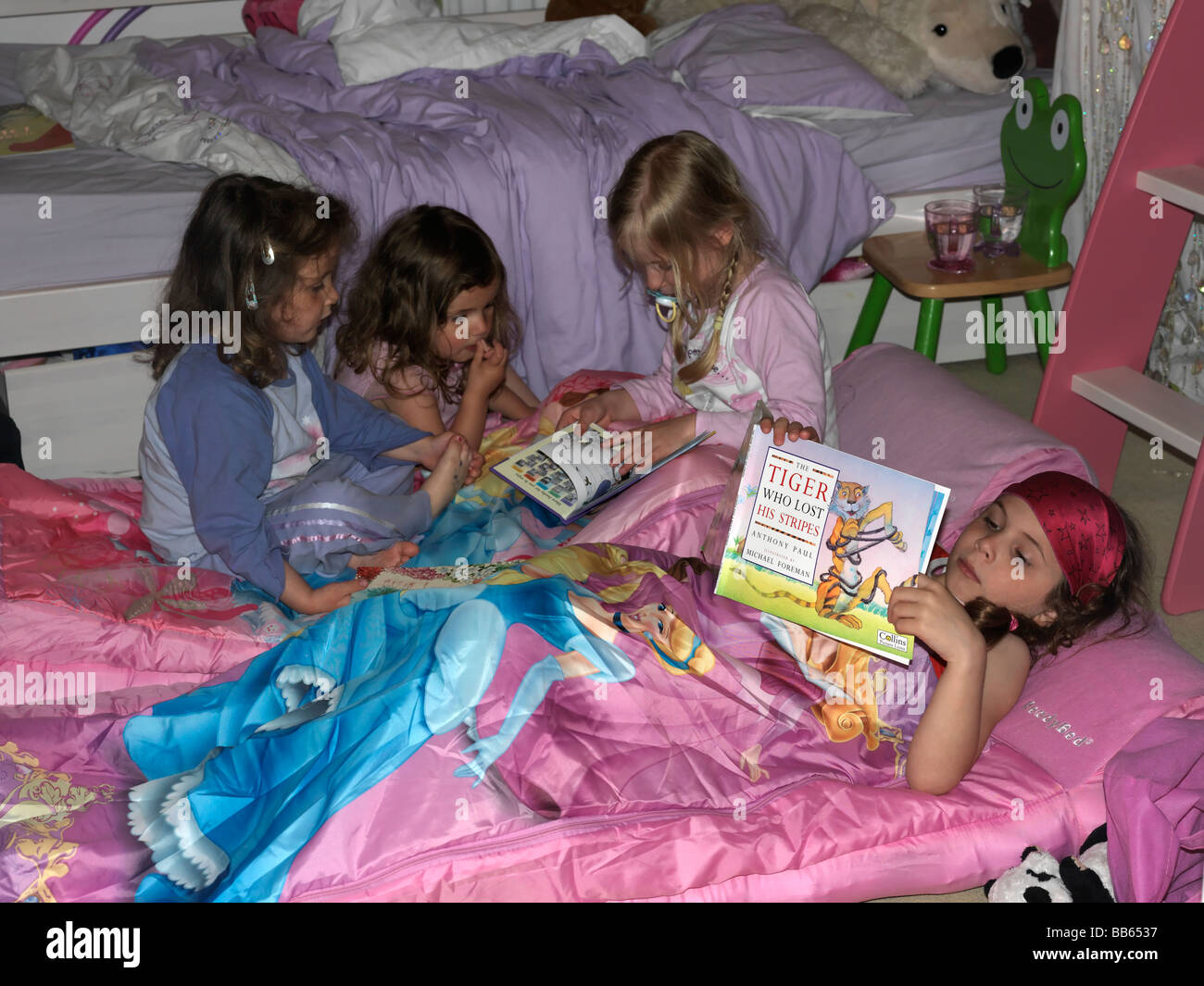 Girls at a sleepover hi-res stock photography and images - Alamy