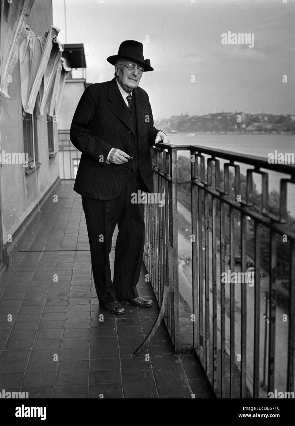 Hedin, Sven, 19.2.1865 - 26.11.1952, Swedish explorer, full length ...