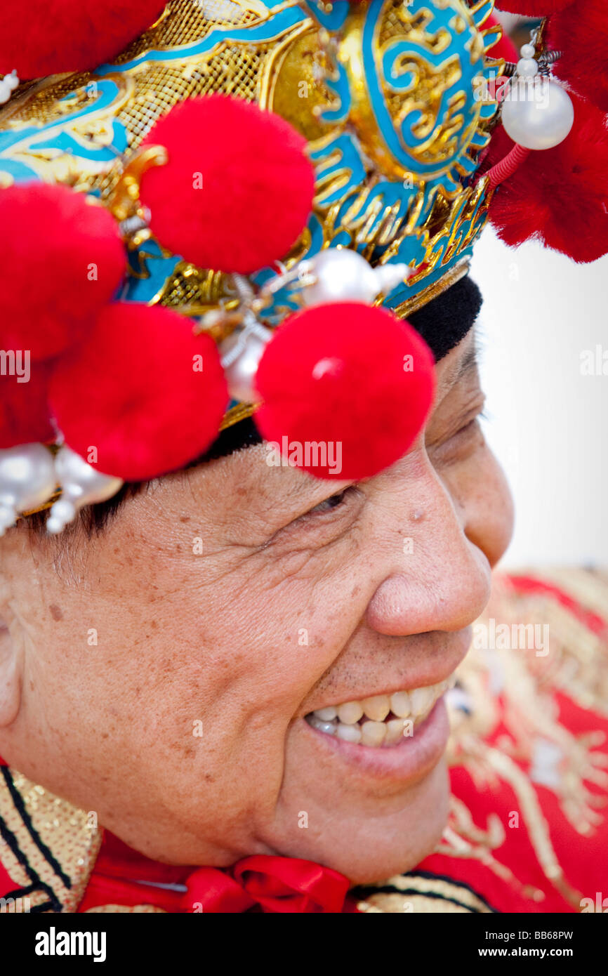 Man in traditional chinese clothing hi-res stock photography and images ...
