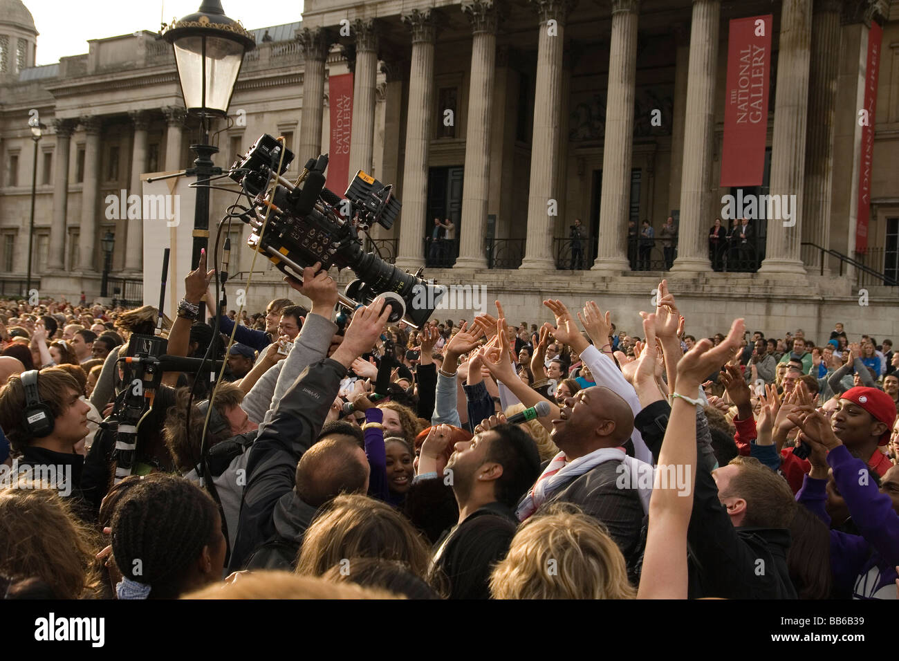 Filming in trafalgar square hi-res stock photography and images - Alamy