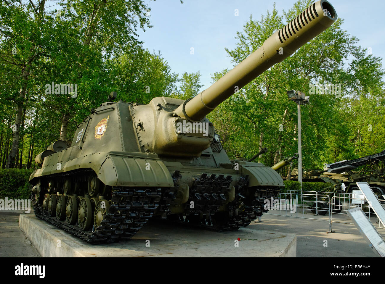 Soviet su 100 self propelled artillery mount as exhibit in Moscow ...
