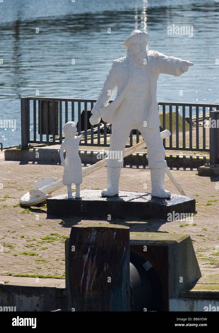 Scotland Highland Mallaig Harbour statue Stock Photo - Alamy