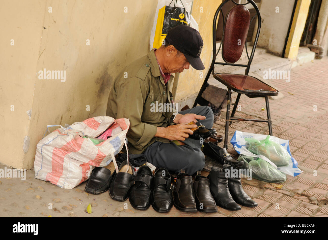 Shoe polisher old hi-res stock photography and images - Alamy