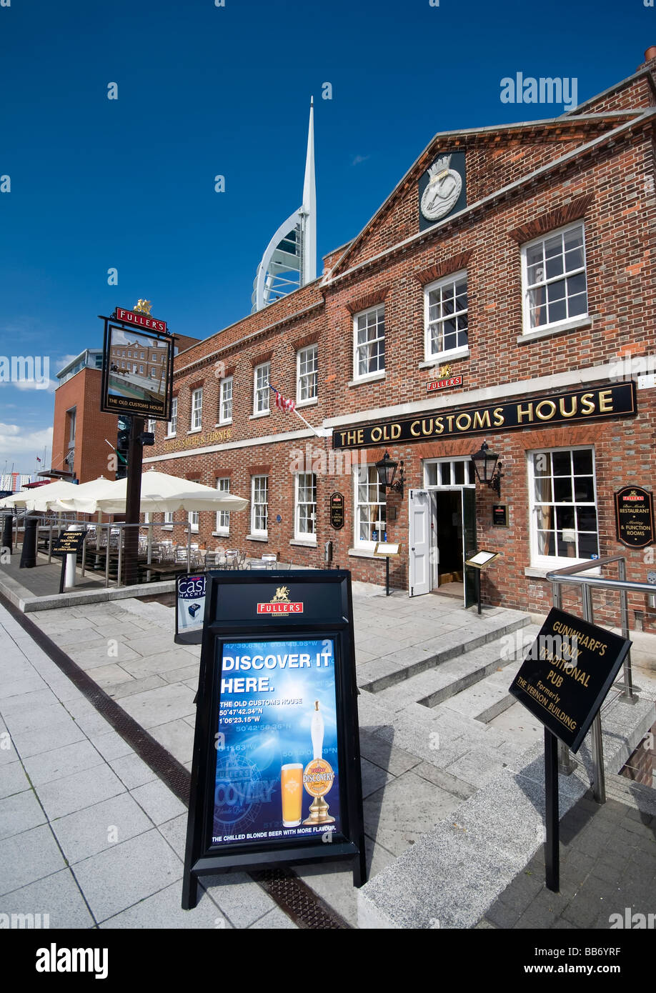 The Old Customs House pub on Gunwharf Quay, Portsmouth Harbour ...