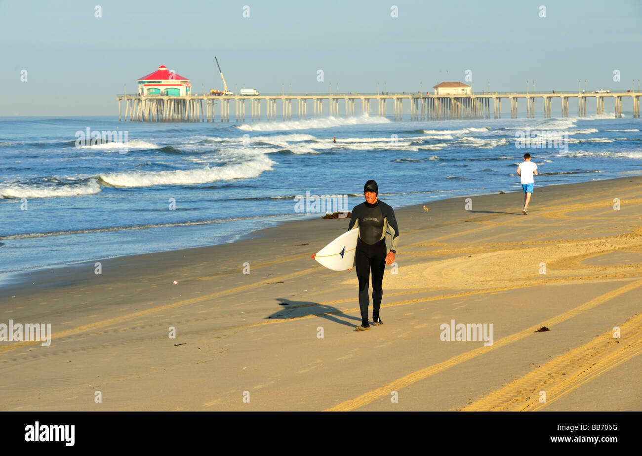 The city beach and main street pier on a spring morning, Huntington ...