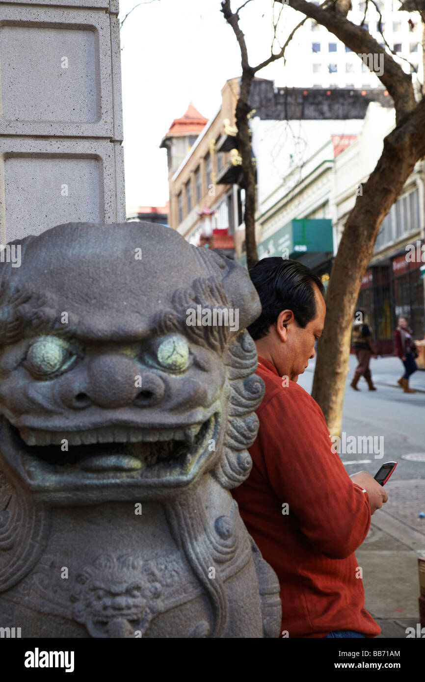 Statue and phone hi-res stock photography and images - Alamy