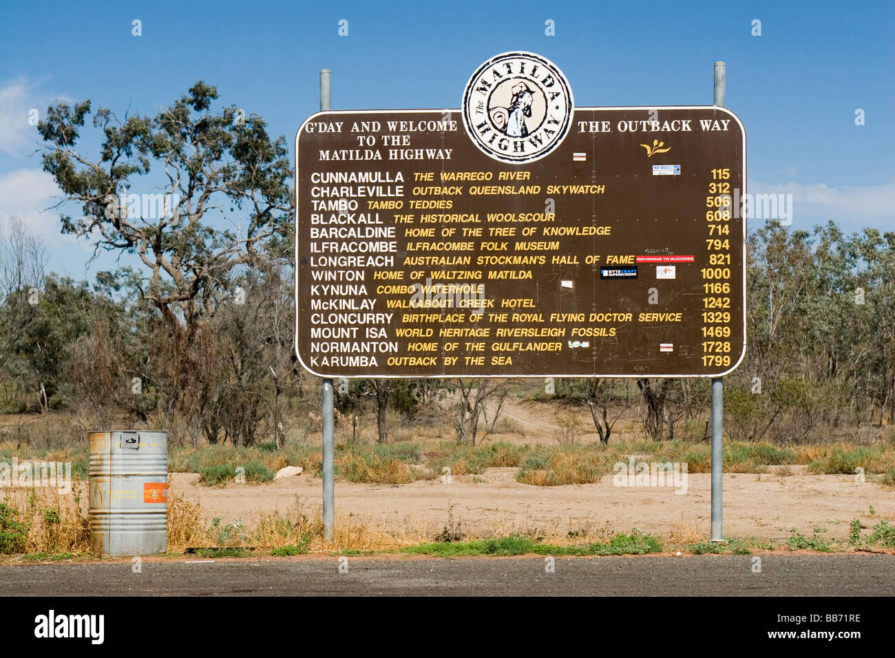 Signs on the border of Queensland and New South Wales welcoming people ...