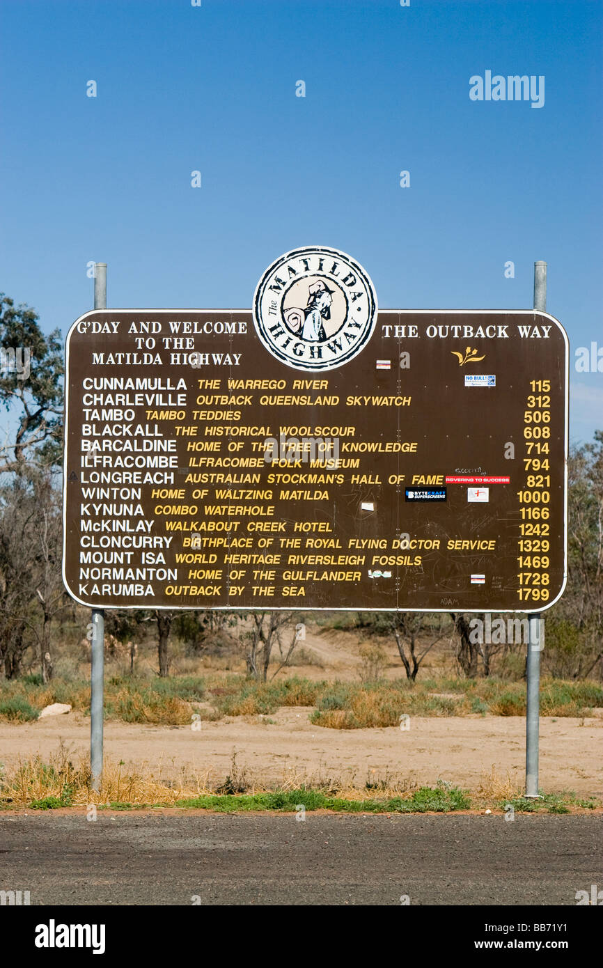 Signs on the border of Queensland and New South Wales welcoming people ...