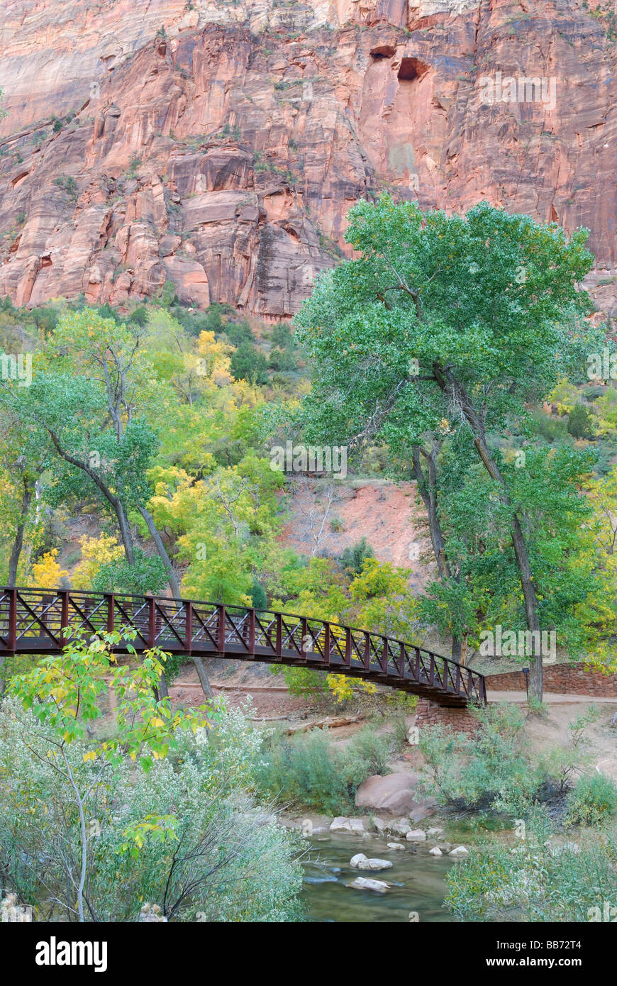 Foot bridge crossing hi-res stock photography and images - Alamy