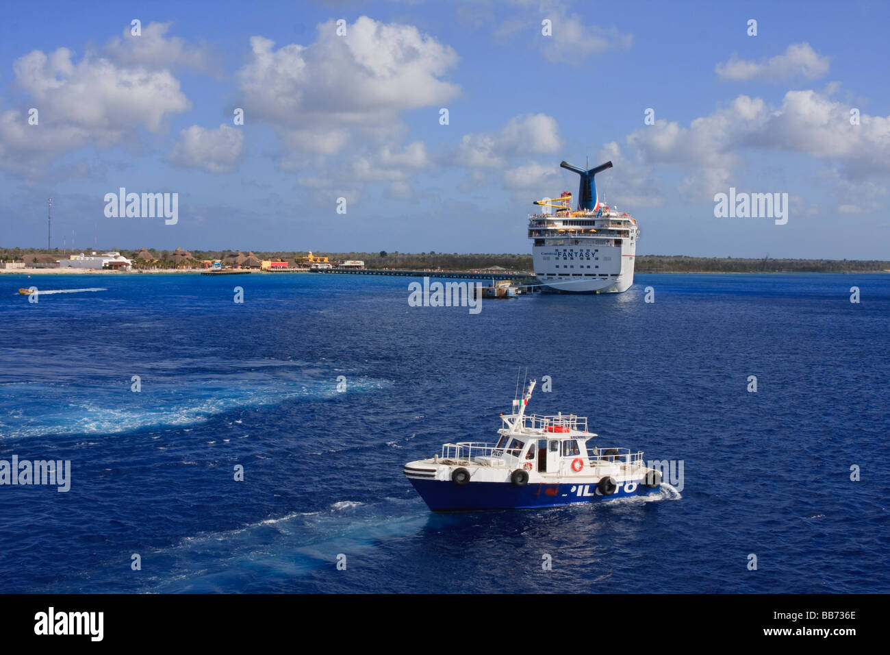 The carnival fantasy ship cruise hi-res stock photography and images ...
