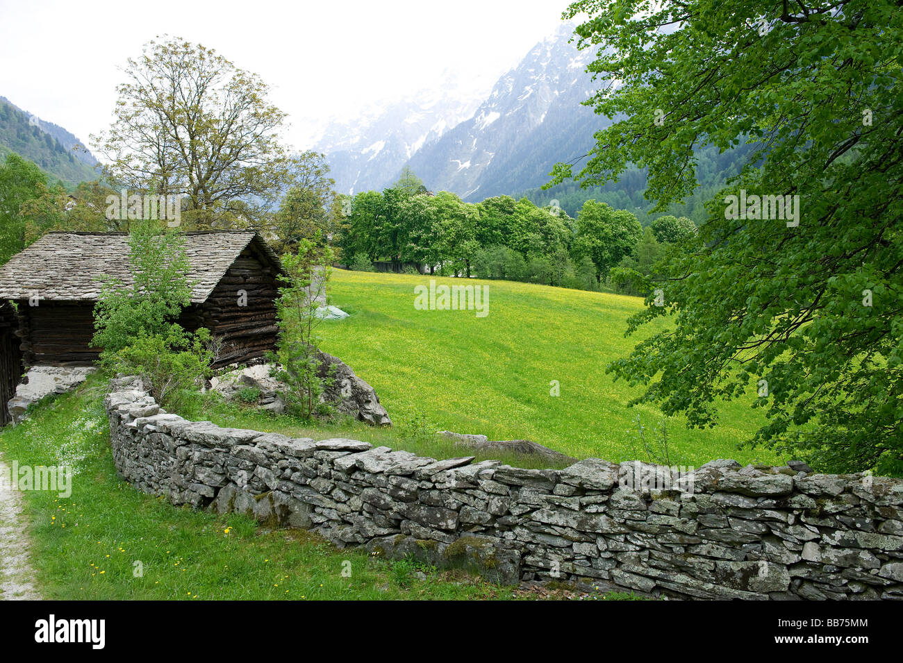 Alpine style buildings hi-res stock photography and images - Alamy