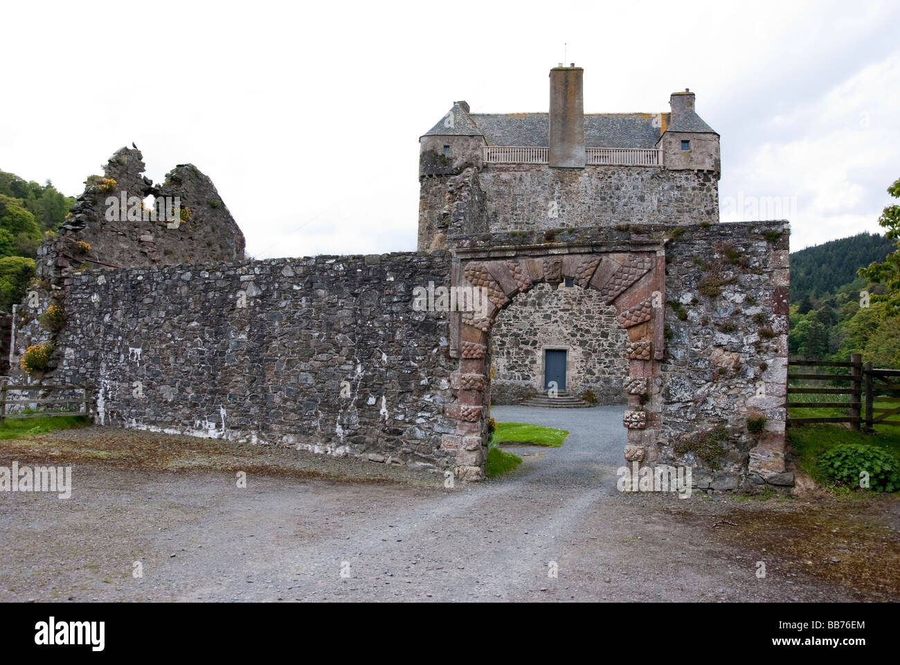 L plan tower castle hi-res stock photography and images - Alamy