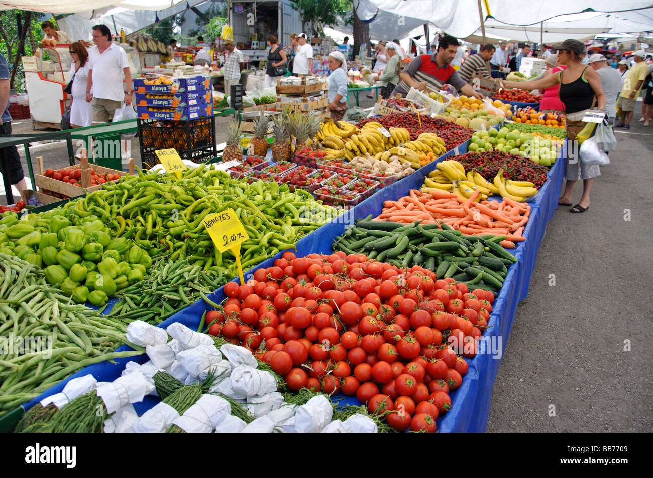 Vegetable stall outdoor market hi-res stock photography and images - Alamy