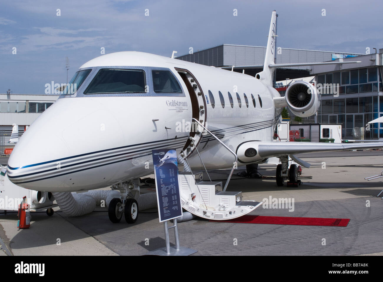 Gulfstream g200 hi-res stock photography and images - Alamy