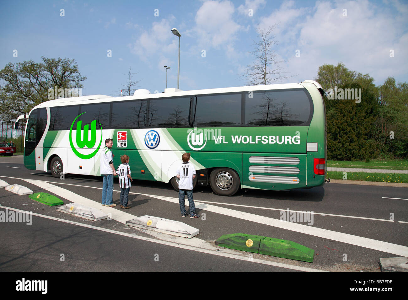 Wolves track hi-res stock photography and images - Alamy