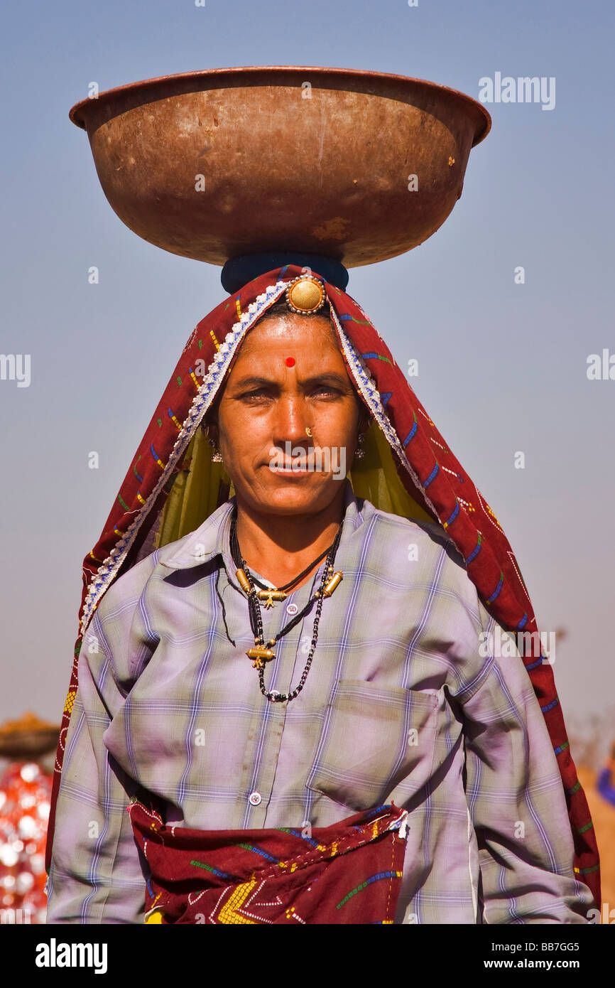 Indian worker hi-res stock photography and images - Alamy