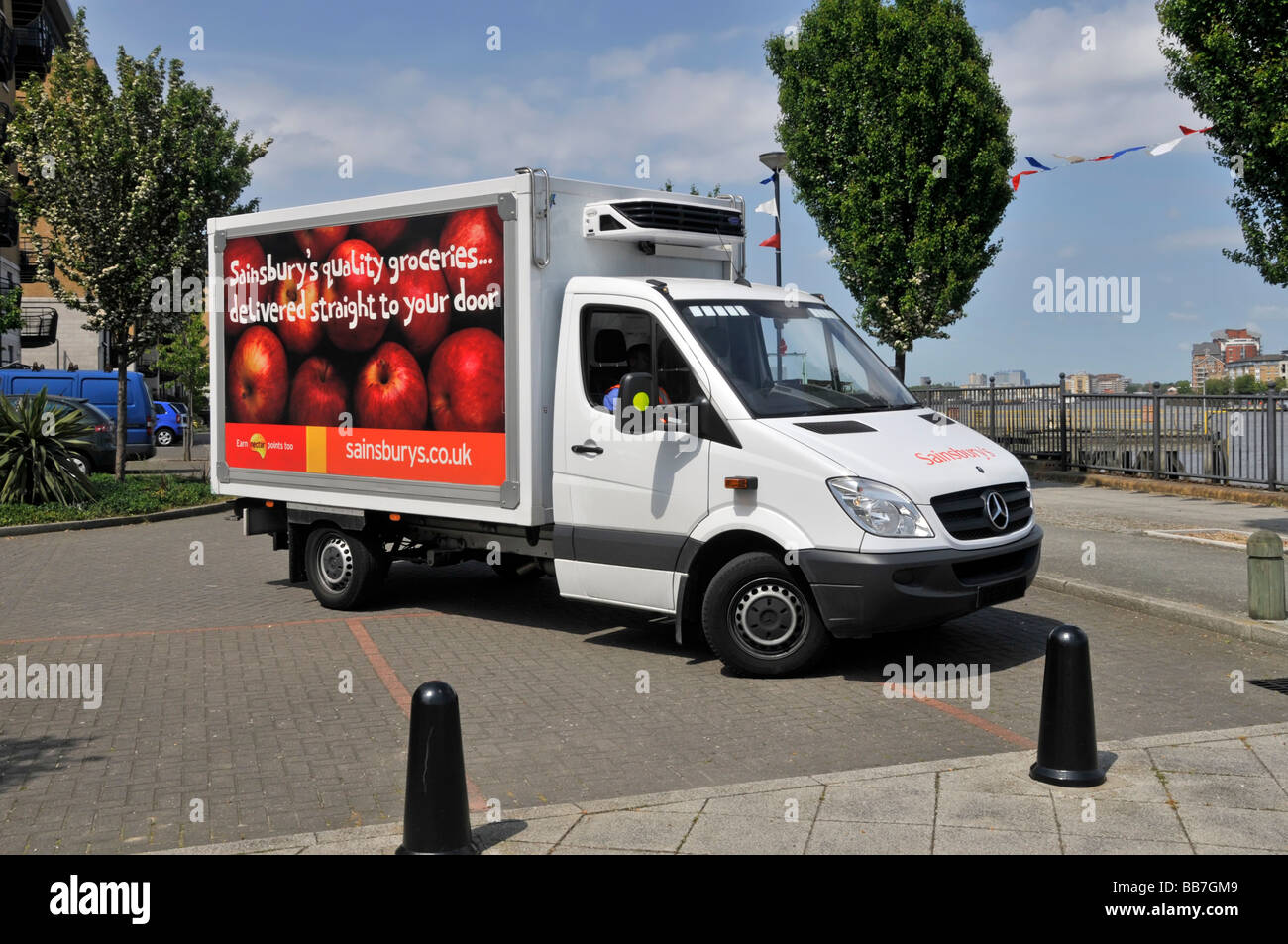 Supermarket delivery van hi-res stock photography and images - Alamy