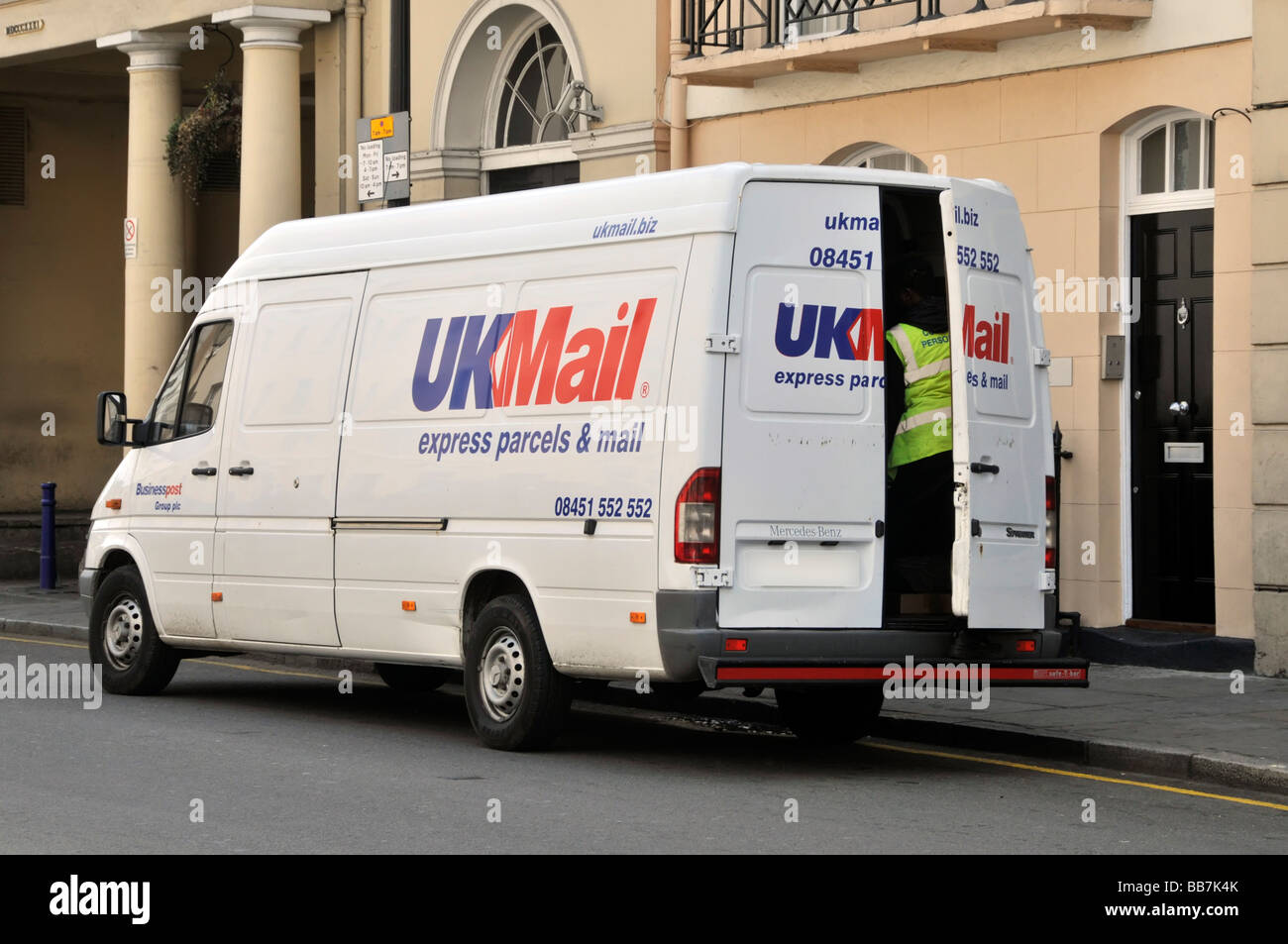 Delivery Van Uk Parcel Stock Photos & Delivery Van Uk Parcel Stock ...