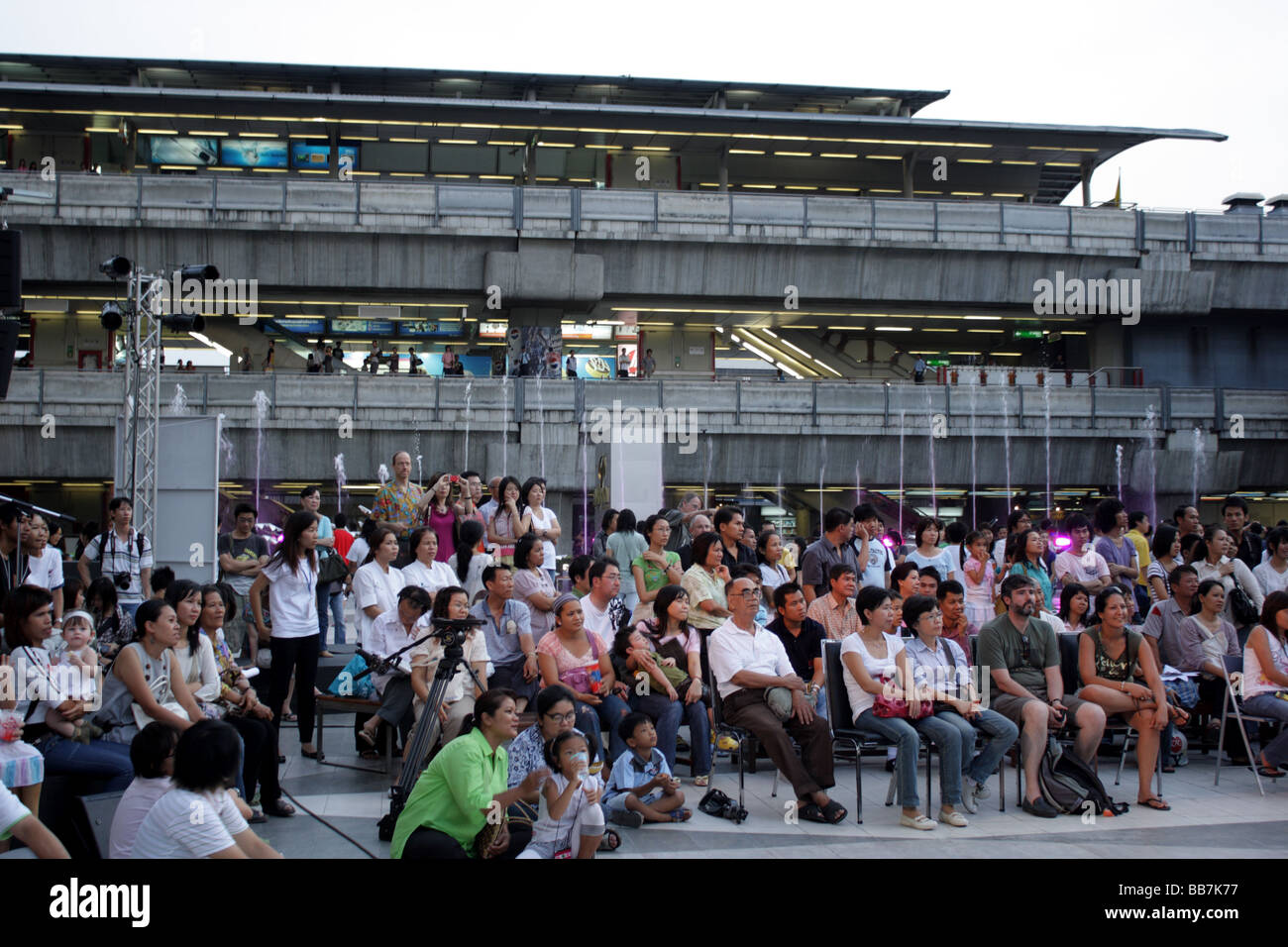 Crowd waiting hi-res stock photography and images - Alamy