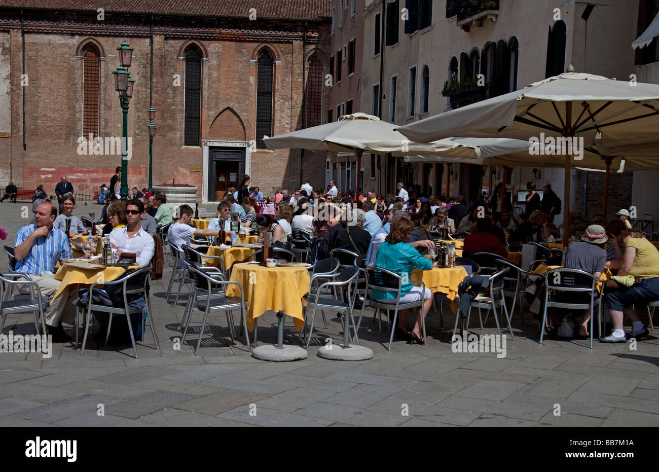 Pavement dining hi-res stock photography and images - Alamy