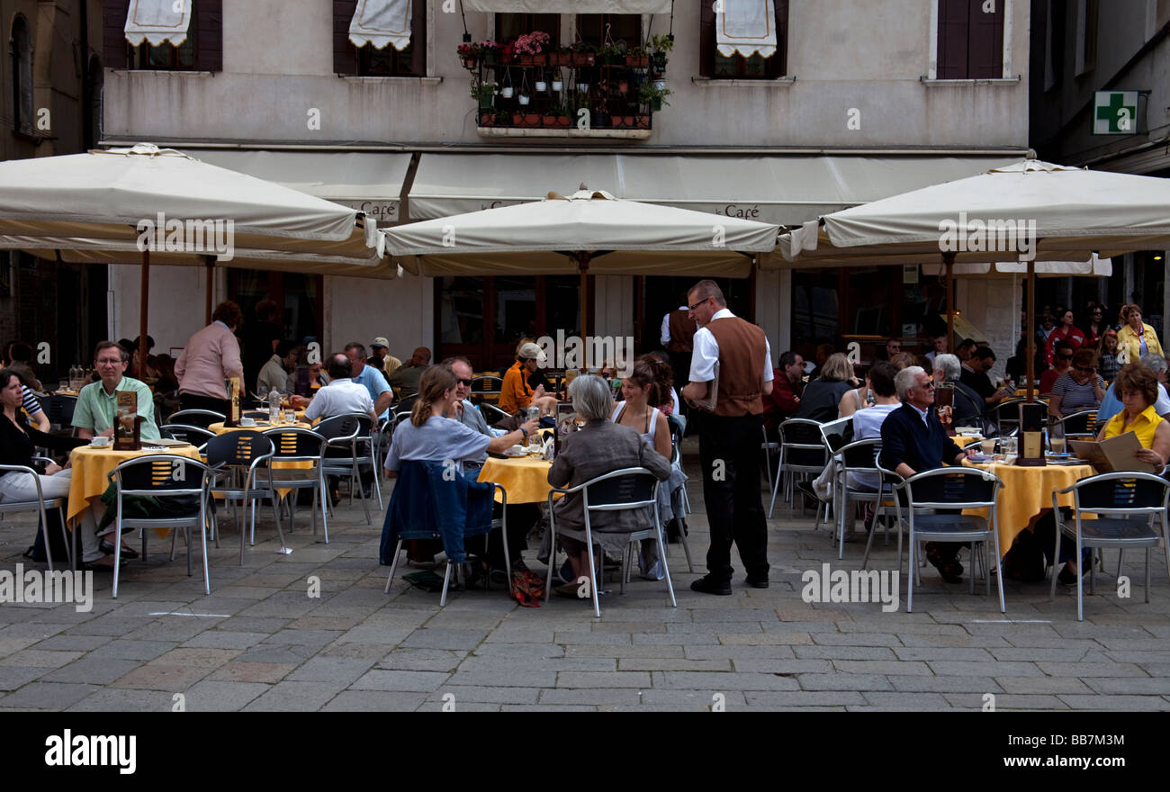 Pavement dining hi-res stock photography and images - Alamy