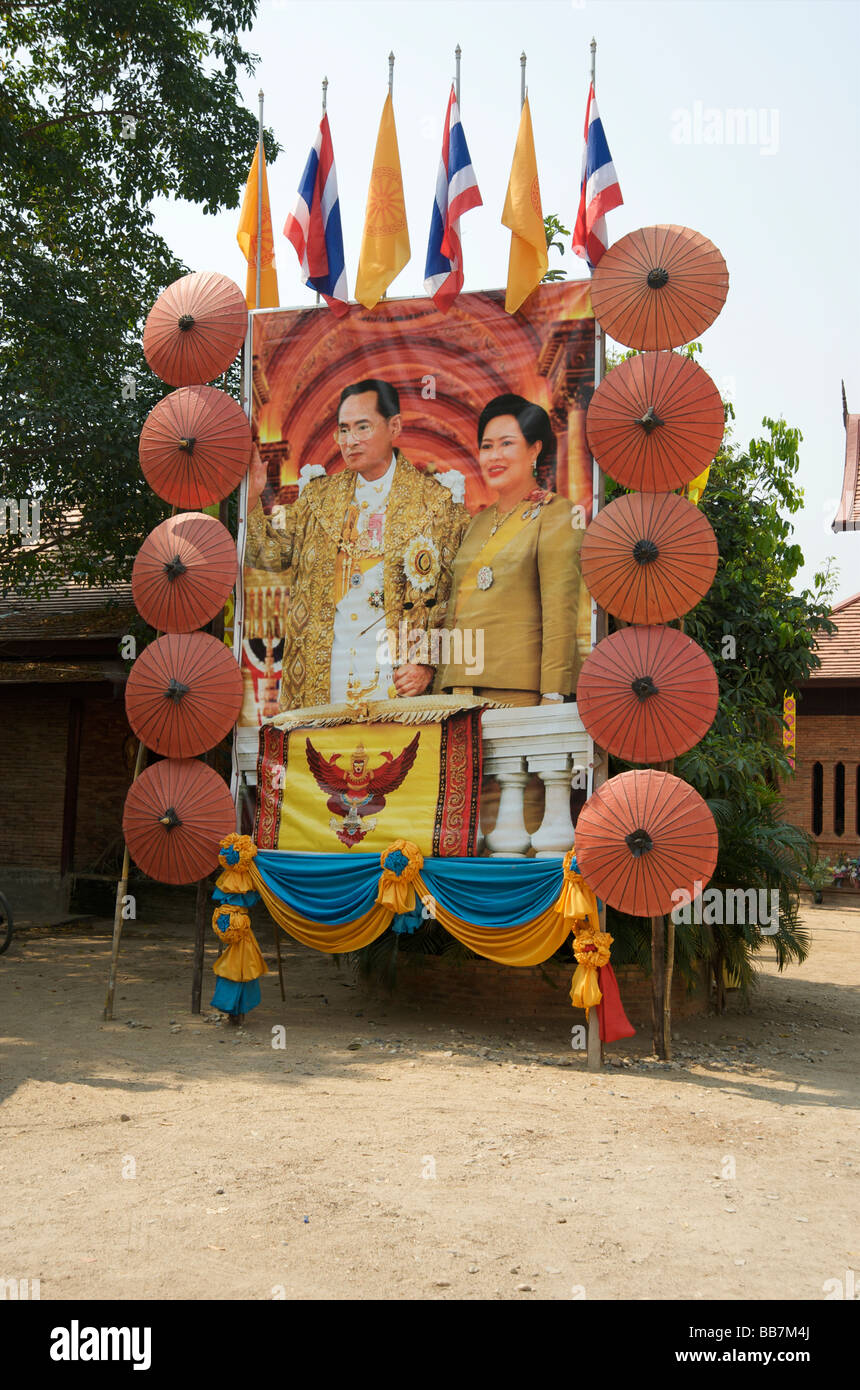 A canvas painting paying tribute to the King and Queen of Thailand in ...