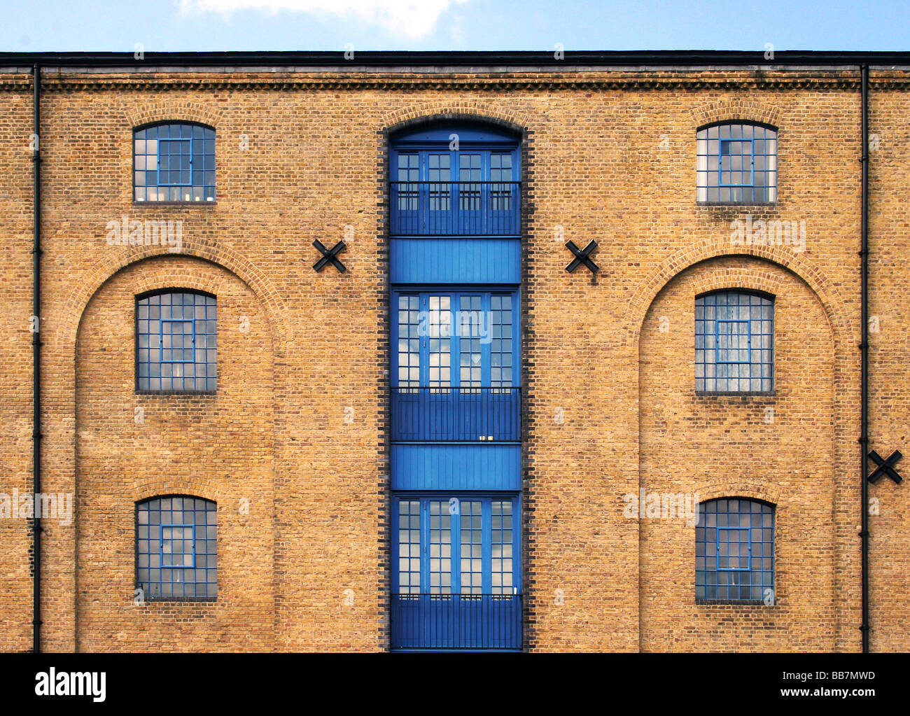 Gentrification docklands hi-res stock photography and images - Alamy
