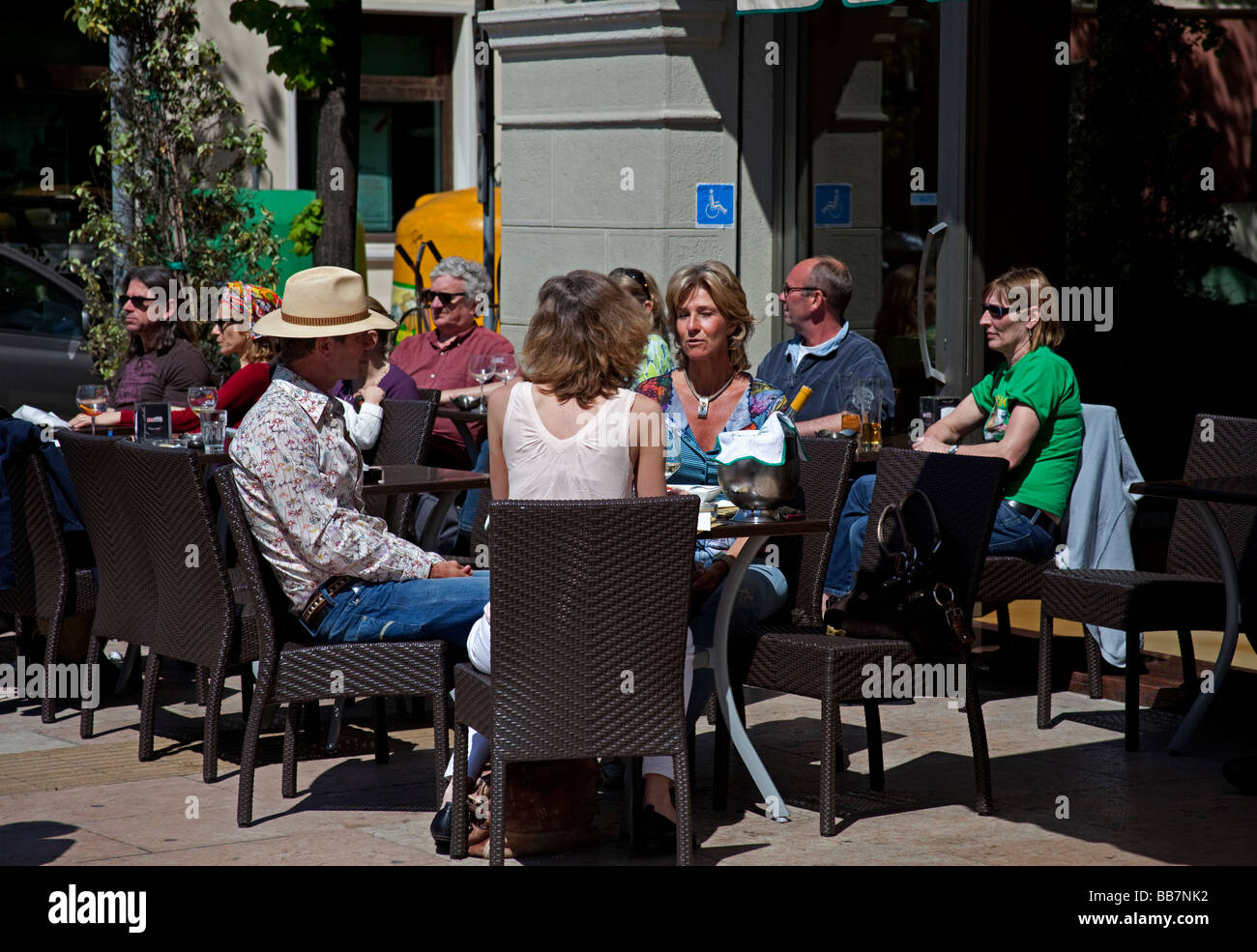 Cafe outside italy hi-res stock photography and images - Alamy