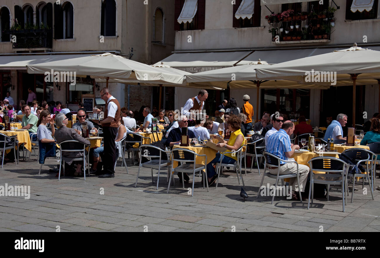 Pavement dining hi-res stock photography and images - Alamy