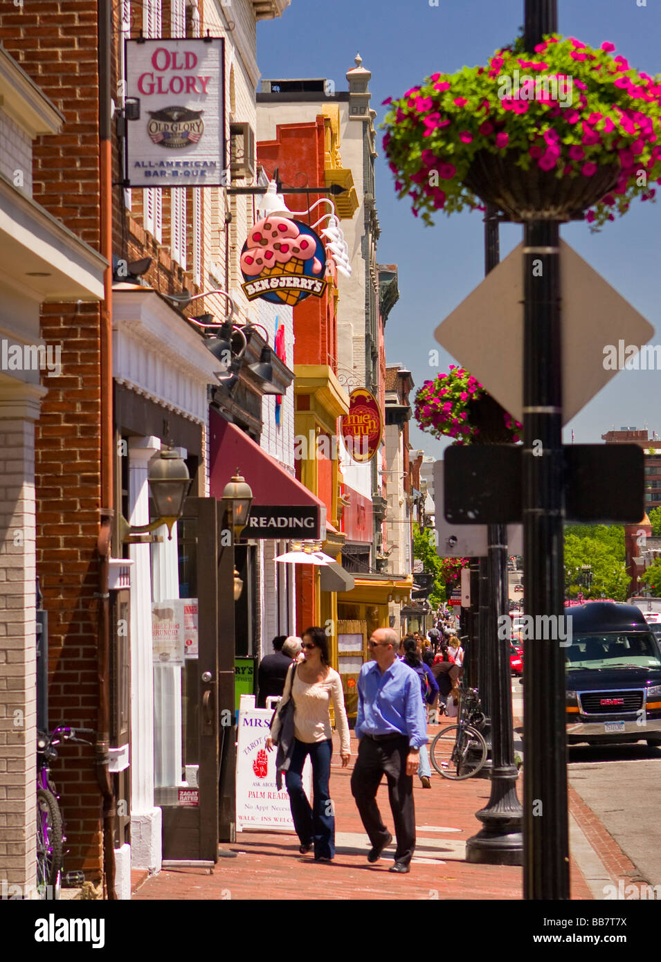 Tourist couple shopping street hi-res stock photography and images - Alamy