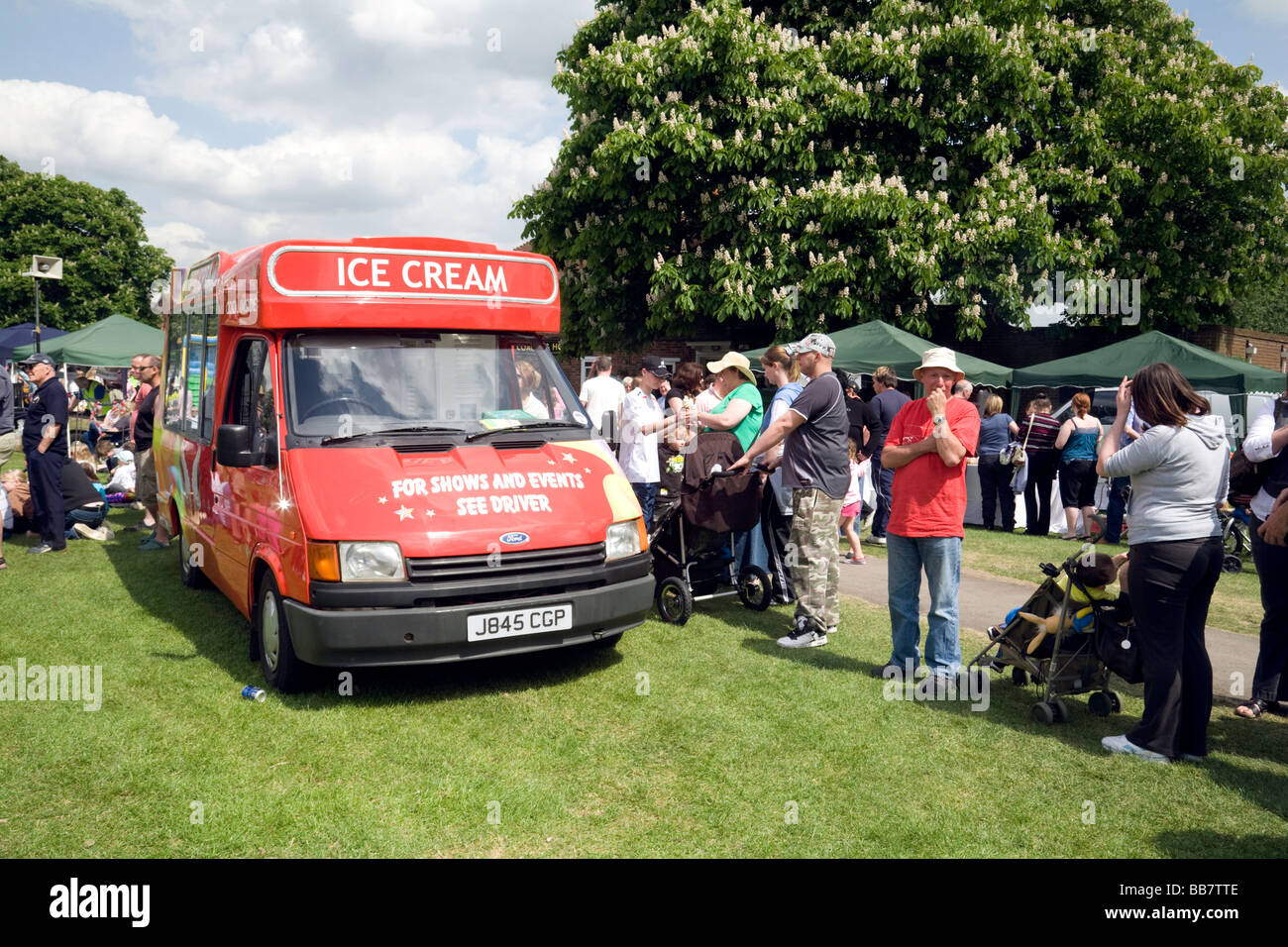 Queueing for ice cream hi-res stock photography and images - Alamy