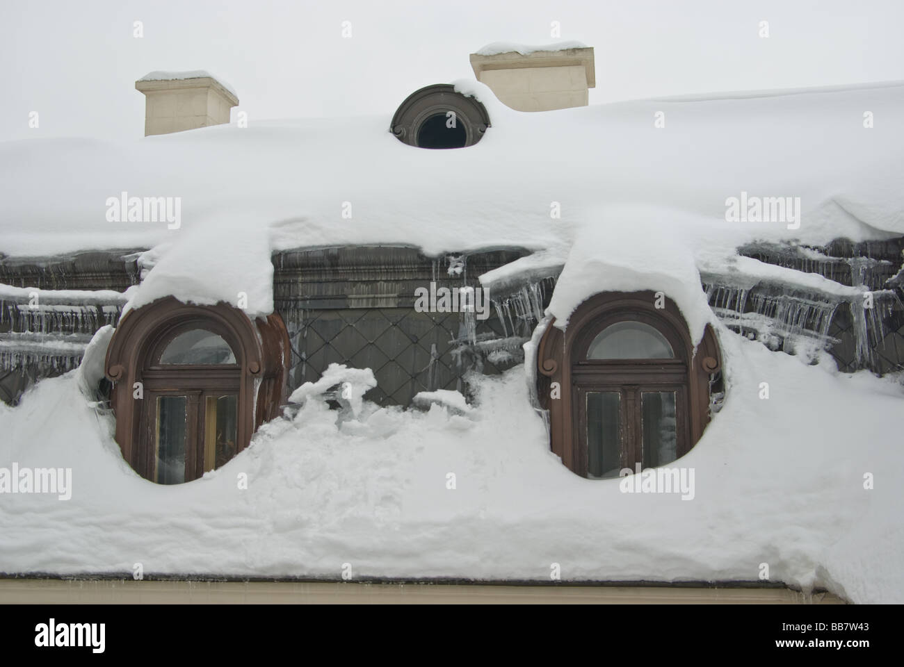 Snow drift roof hi-res stock photography and images - Alamy