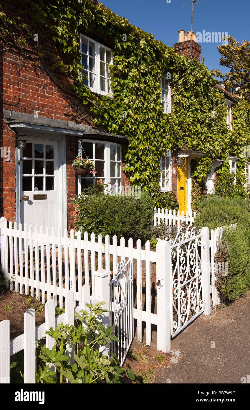 Terraced housing front gardens hi-res stock photography and images - Alamy