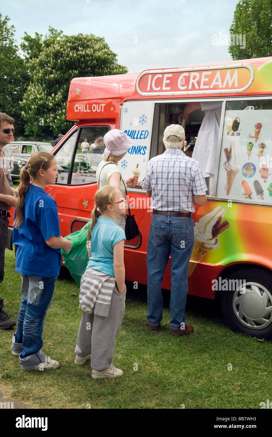 Ice cream van and queue of children hi-res stock photography and images ...