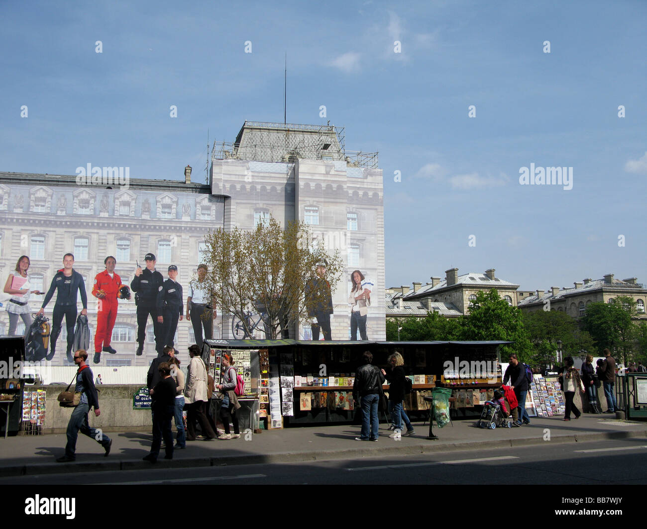 Parisian memento hi-res stock photography and images - Alamy