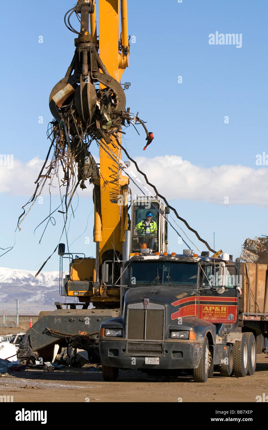 Scrapyard Crane Stock Photos & Scrapyard Crane Stock Images - Alamy