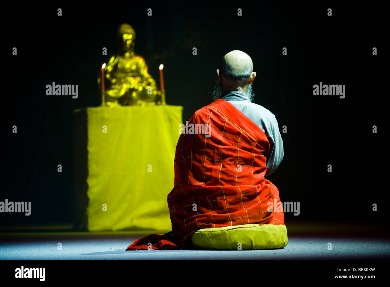 Mönch vor buddha statue hi-res stock photography and images - Alamy