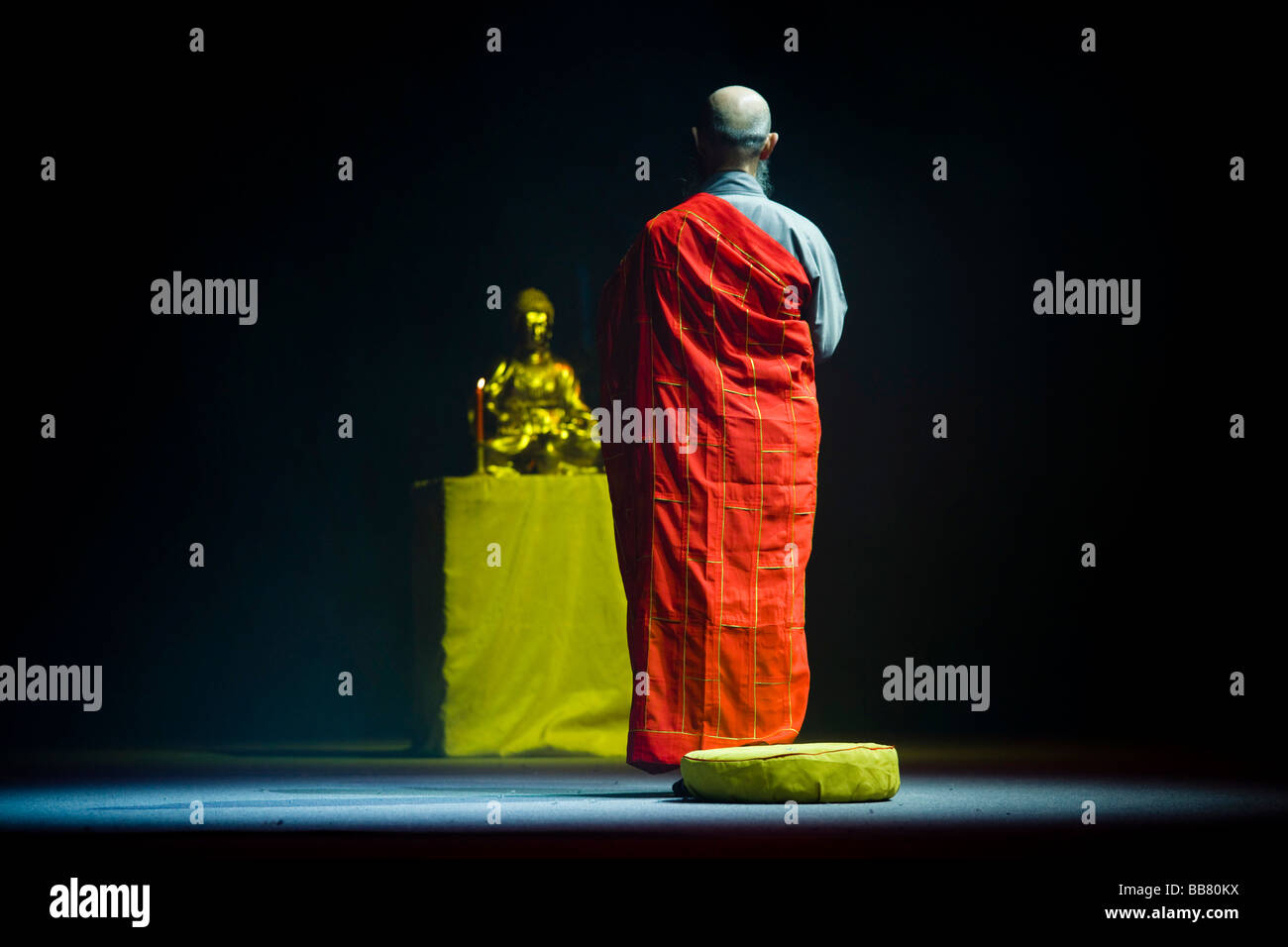 Shaolin monk praying before a buddha statue Stock Photo - Alamy