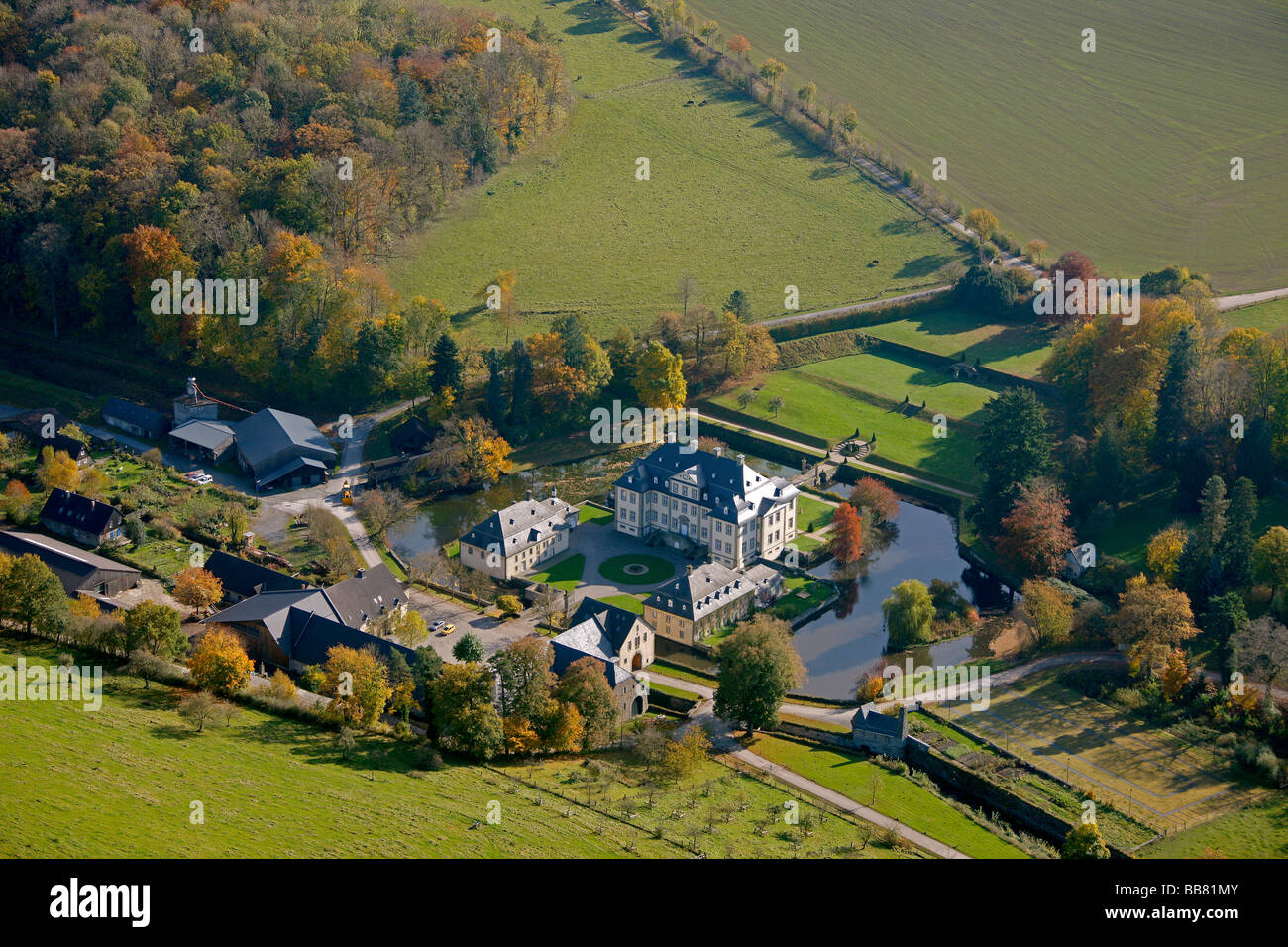 Aerial photo, baroque Schloss Koertlinghausen, moated castle ...