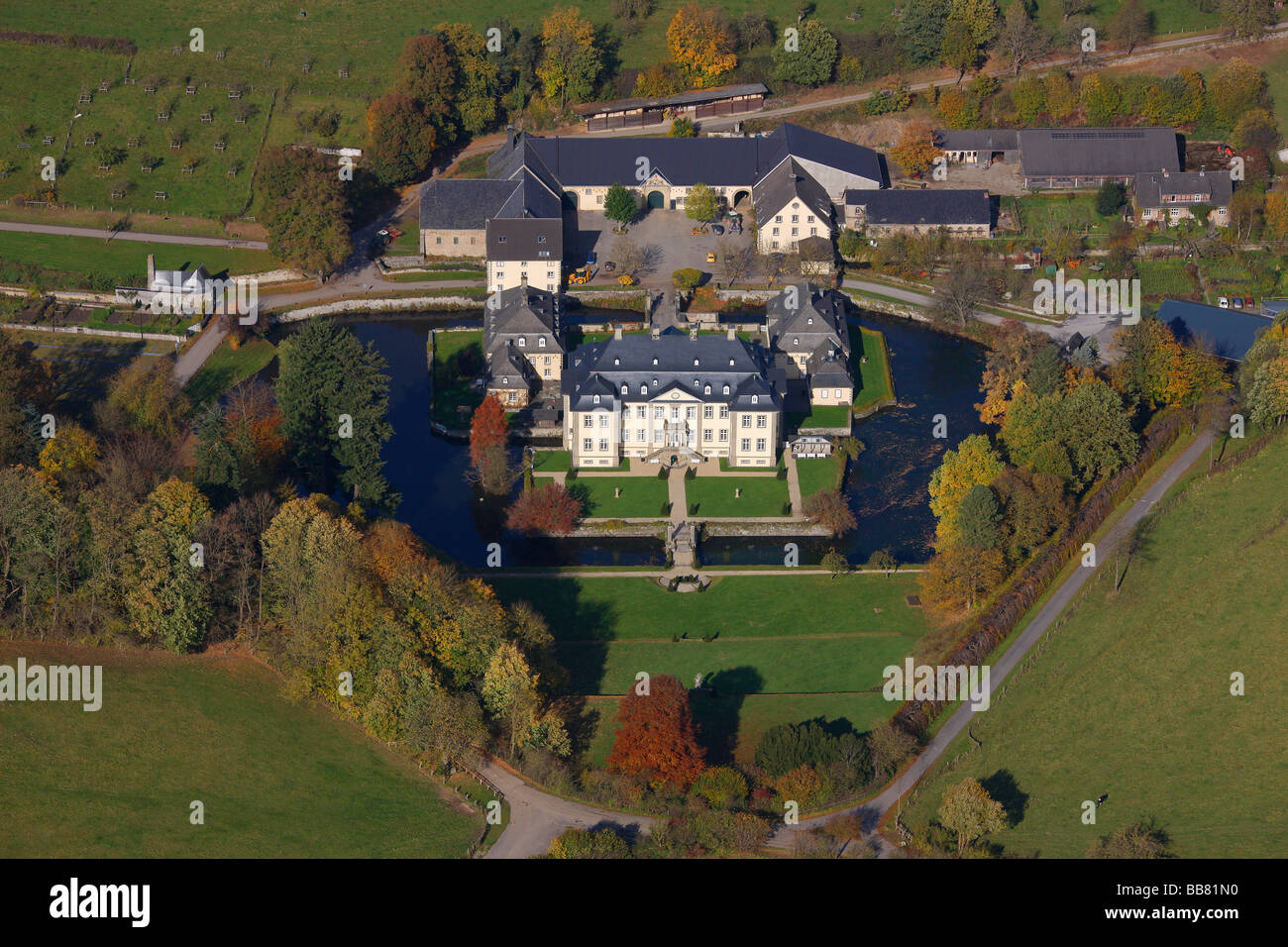 Aerial photo, baroque Schloss Koertlinghausen, moated castle ...