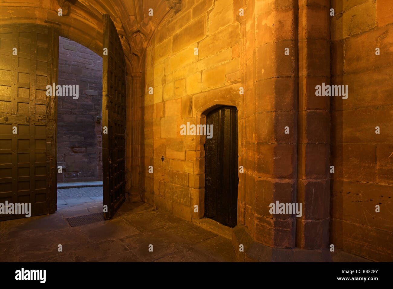 The medieval and tudor guildhall hi-res stock photography and images ...