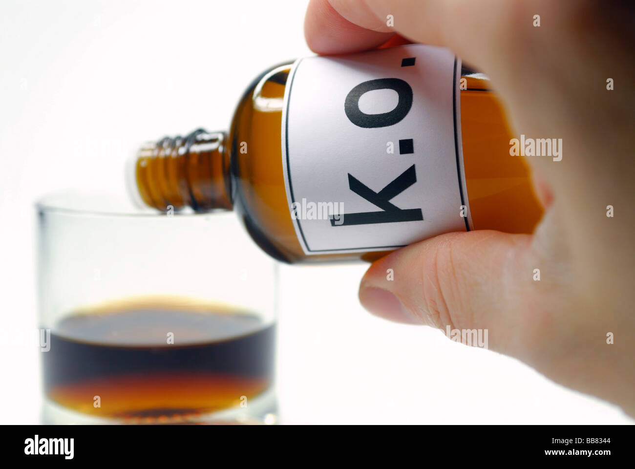 K.o. drops, knock out drops being dropped into a glass Stock Photo - Alamy