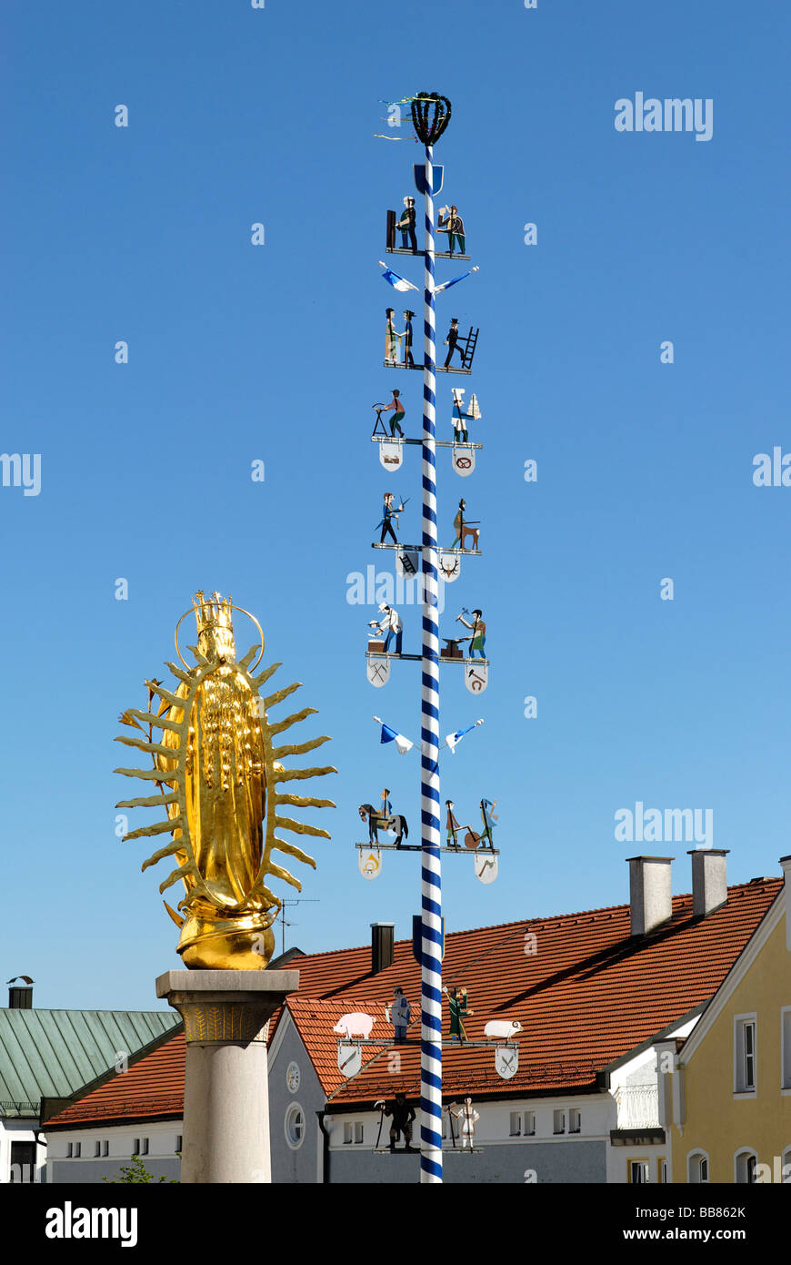 Marian column and maypole, market square Waldkirchen, Bavarian Forest ...