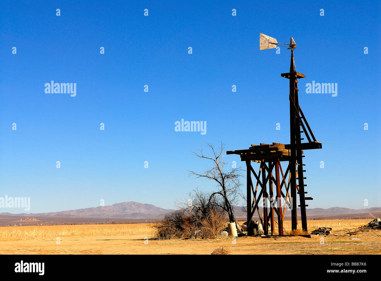 windmill in california desert desert Stock Photo - Alamy