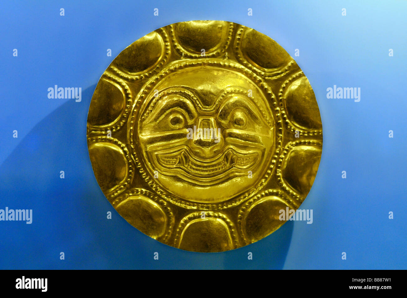 Pre-Columbian goldwork collection, solar disk, Gold Museum, Museo del ...