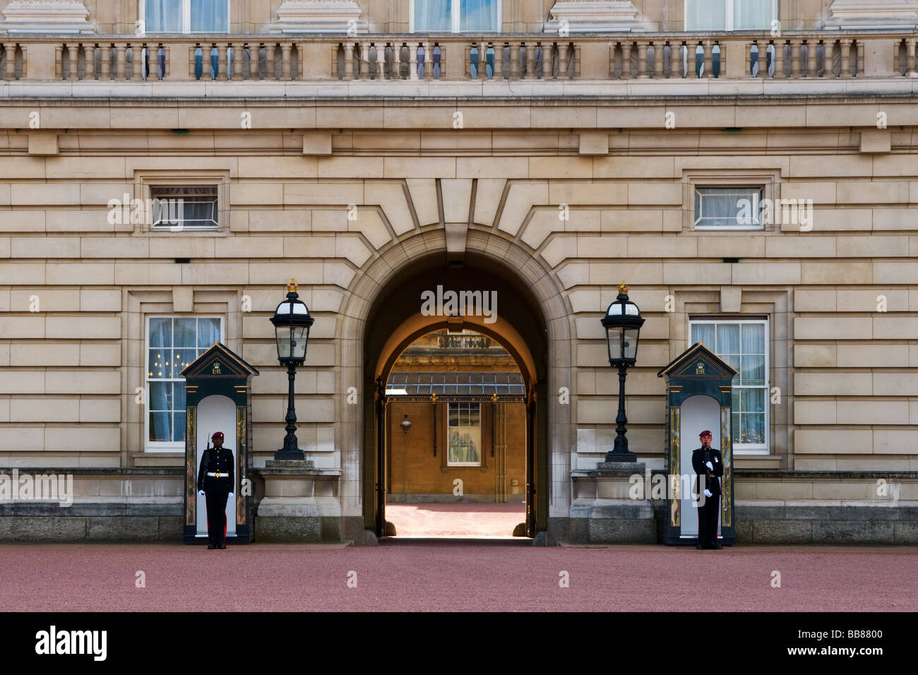 Police guarding buckingham palace hi-res stock photography and images ...