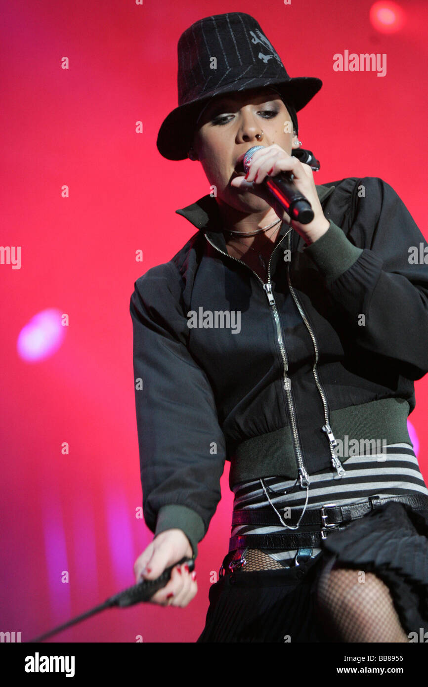 Pop singer pink performing live hi-res stock photography and images - Alamy