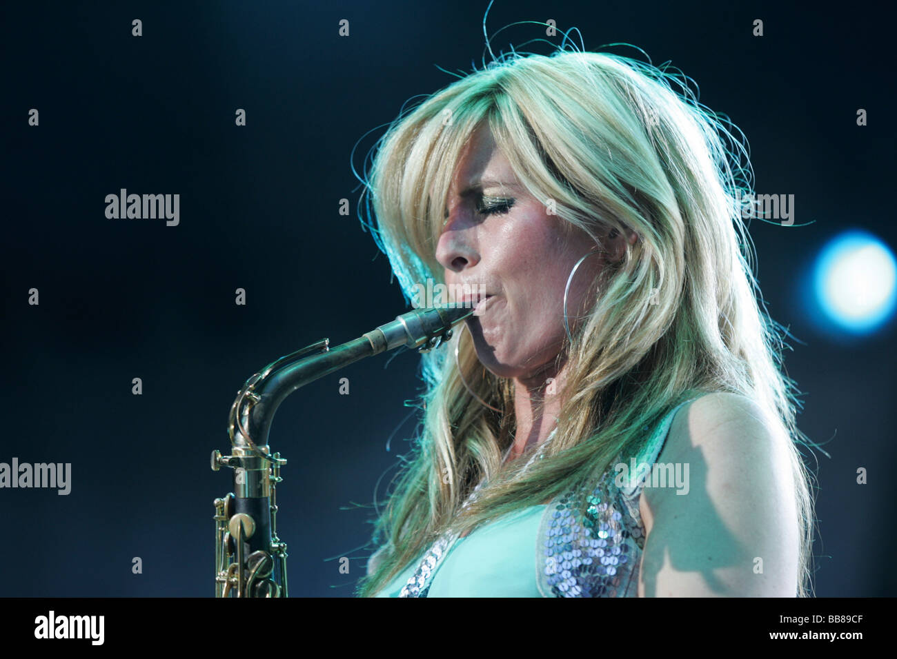 Frauen beim musizieren hi-res stock photography and images - Alamy