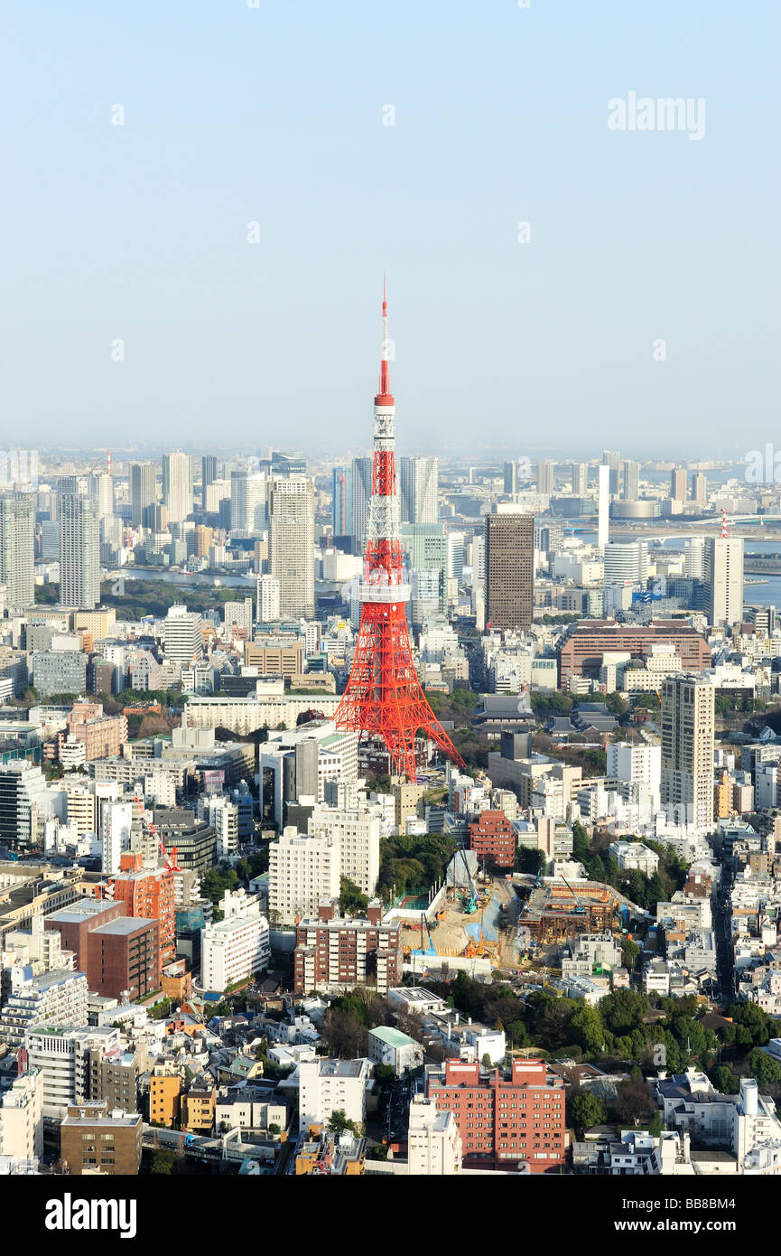 View over Tokyo from the observation deck of Roppongi Hills with Tokyo ...
